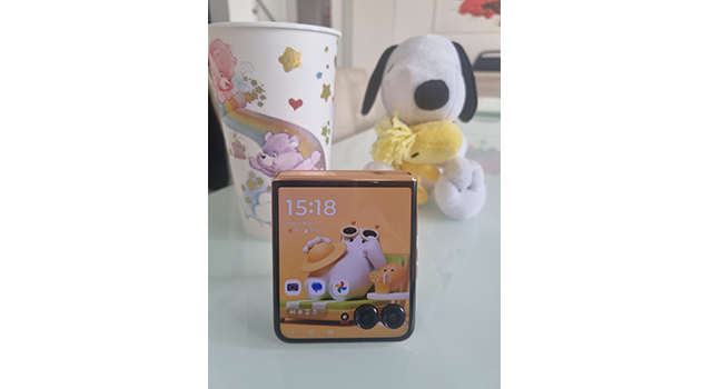 Tela externa é o destaque no Motorola rarz 50 Ultra - TecnoInforme